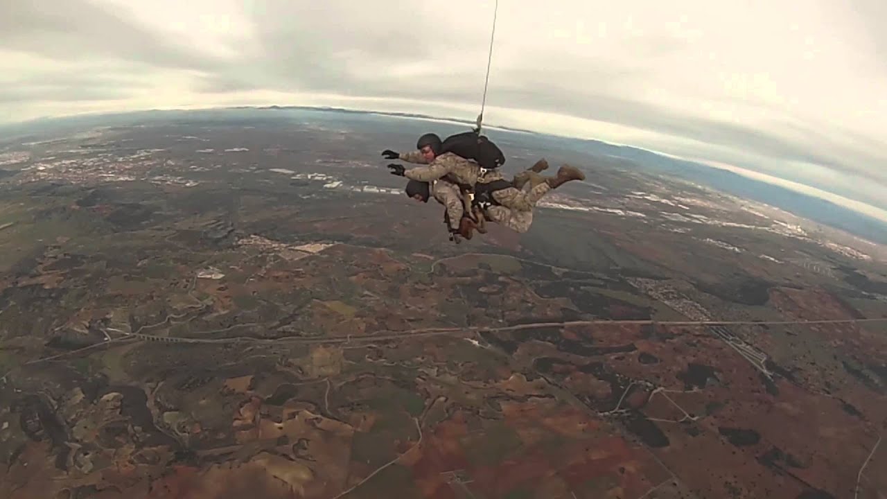 Primer Salto Paracaidista de un Equipo Canino en Tándem - YouTube