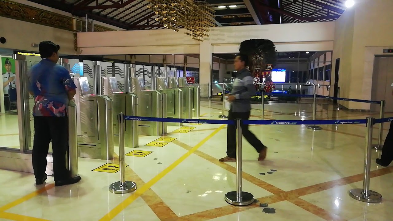 Sistem scan barcode boarding pass bandara juanda surabaya - YouTube
