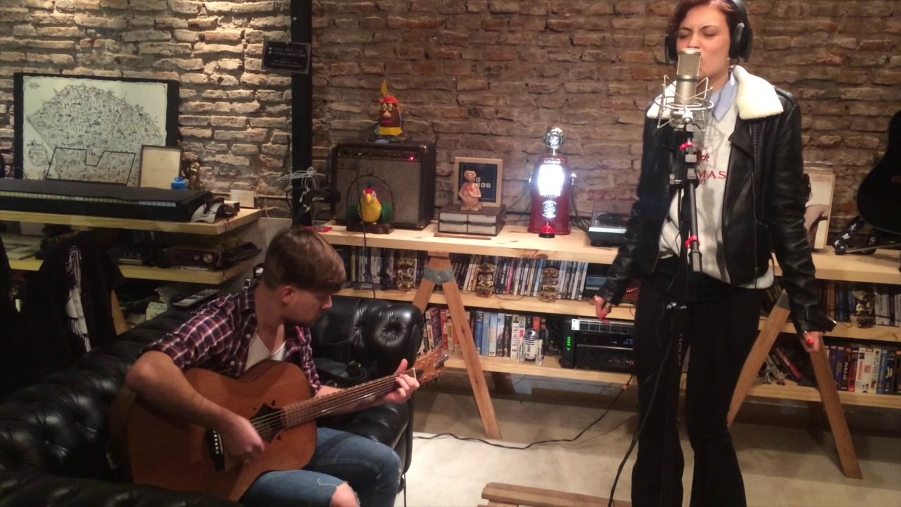 Vuelan los Zapatos - Vicky Bernardi | Los animales no se aburren - YouTube