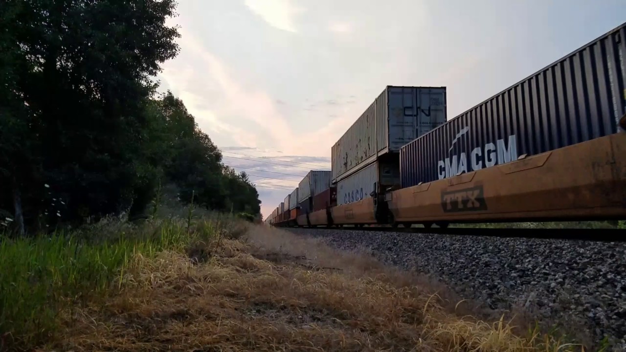 BCOL 4651 leads IC 1008 through Davison on Q149 - YouTube