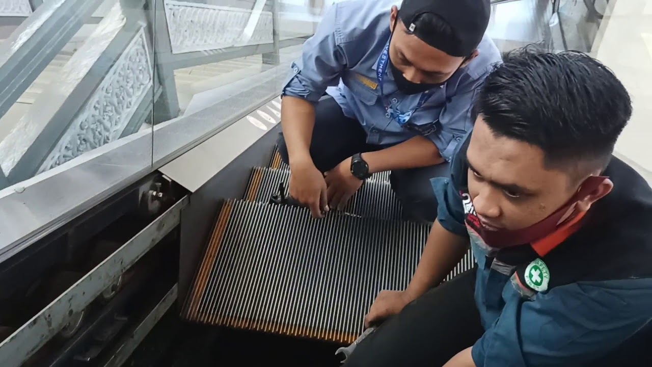 PERAWATAN ESKALATOR - YouTube