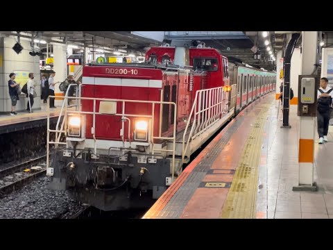 【5104F J-TREC横浜入場甲種輸送（各種改造）】JR貨物DD200形10号機＋東急5000系5104編成が立川駅4番線に到着停車するシーン（9270レ・甲75/甲76）2024.8. ...