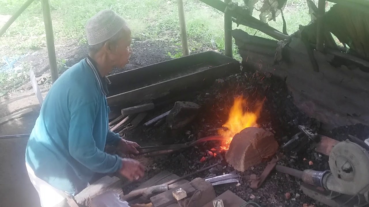 Proses penajaman Parang dan Arit secara Tradisional Zaman Old - YouTube