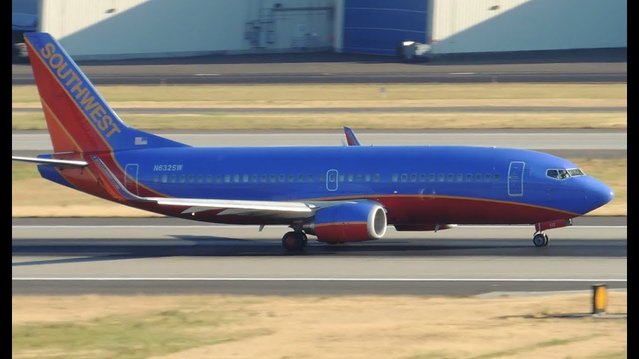 Southwest Airlines Boeing 737-300 [N632SW] takeoff from PDX - YouTube