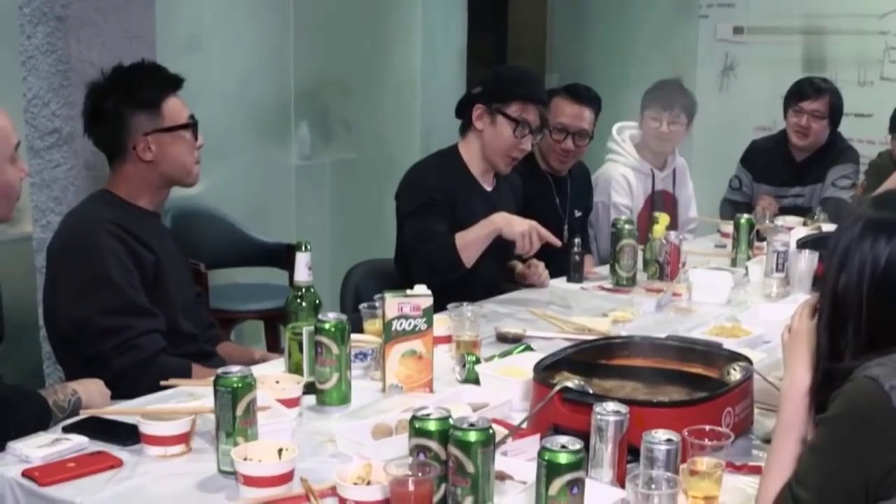 刘谦魔术魔壶 换壶 饮料魔术 Lu Chen Magician Tea Pot after CCTV CNY Gala 2019 - YouTube