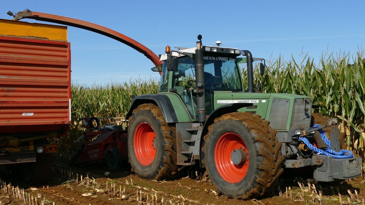FENDT FAVORIT WORKING HARD IN THE FIELD - YouTube