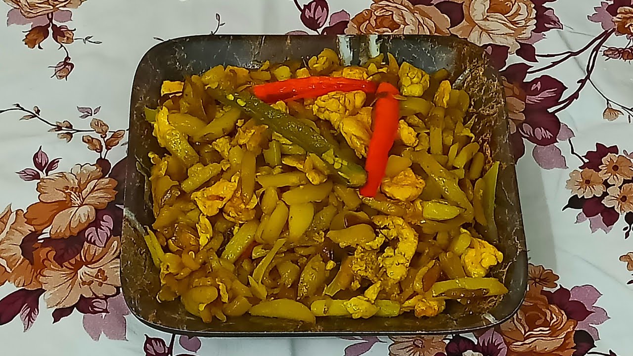 Aloo diye dim bhaja - YouTube