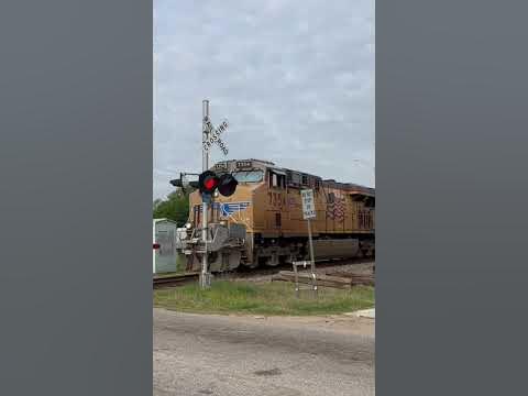 UP 7354 Leads New Paint Scheme Power Leads Manifest Train #unionpacific - YouTube