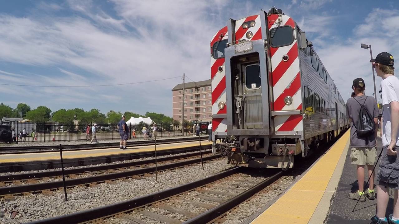 Metra 115 pushes an inbound train at Franklin Park - YouTube