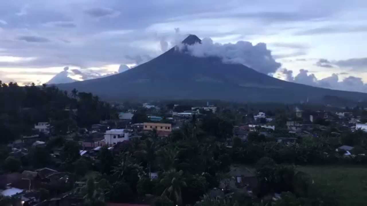 Mount Mayon Volcano ... Time Lapse Video of Mayon Volcano at Dusk - YouTube