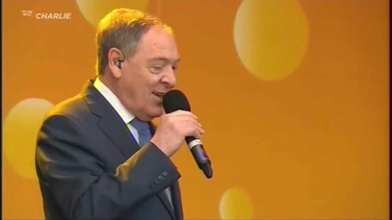 Vi danser (Azurro) - Dario Campeotto (Fællessang På Charlie) - YouTube