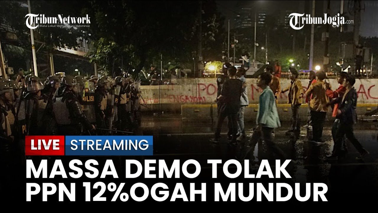 🔴 Desak Pemerintah Batalkan PPN 12 Persen, Massa Demo Ogah Mundur - YouTube