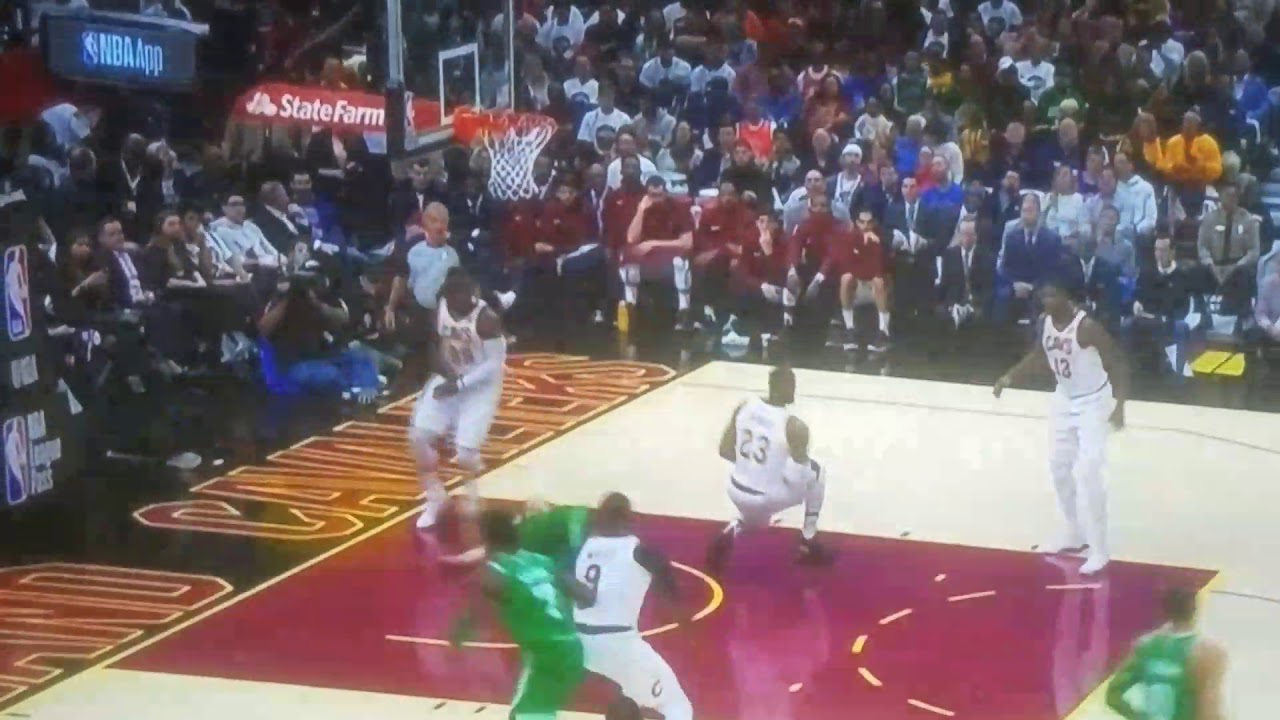 Gordon Hayward snaps leg - YouTube
