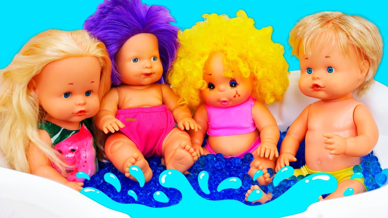 Washing baby dolls in a toy bathtub with bubbles! Pretend to play with ...