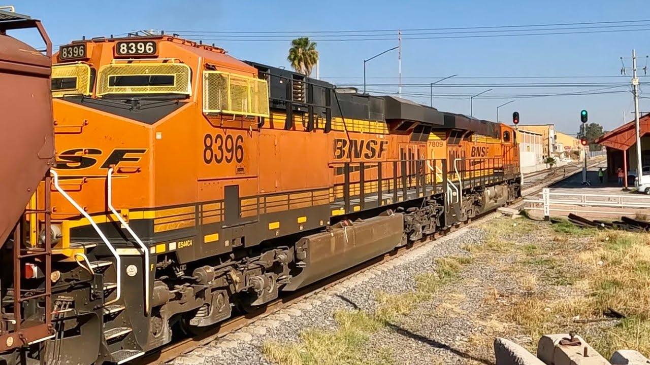 CONVOY GRANELERO CON BNSF 7809 Y BNSF 8396 CRUZANDO POR ANTIGUA ESTACION DE TRENES DE FERROMEX ...