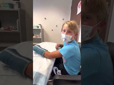 Getting my Cast Off!! - YouTube
