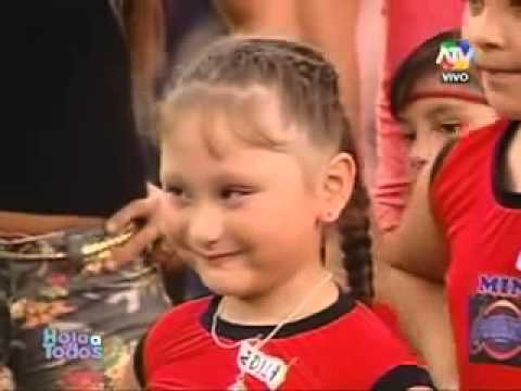 Mini combate niña recibe tortazo en hola a todos - YouTube