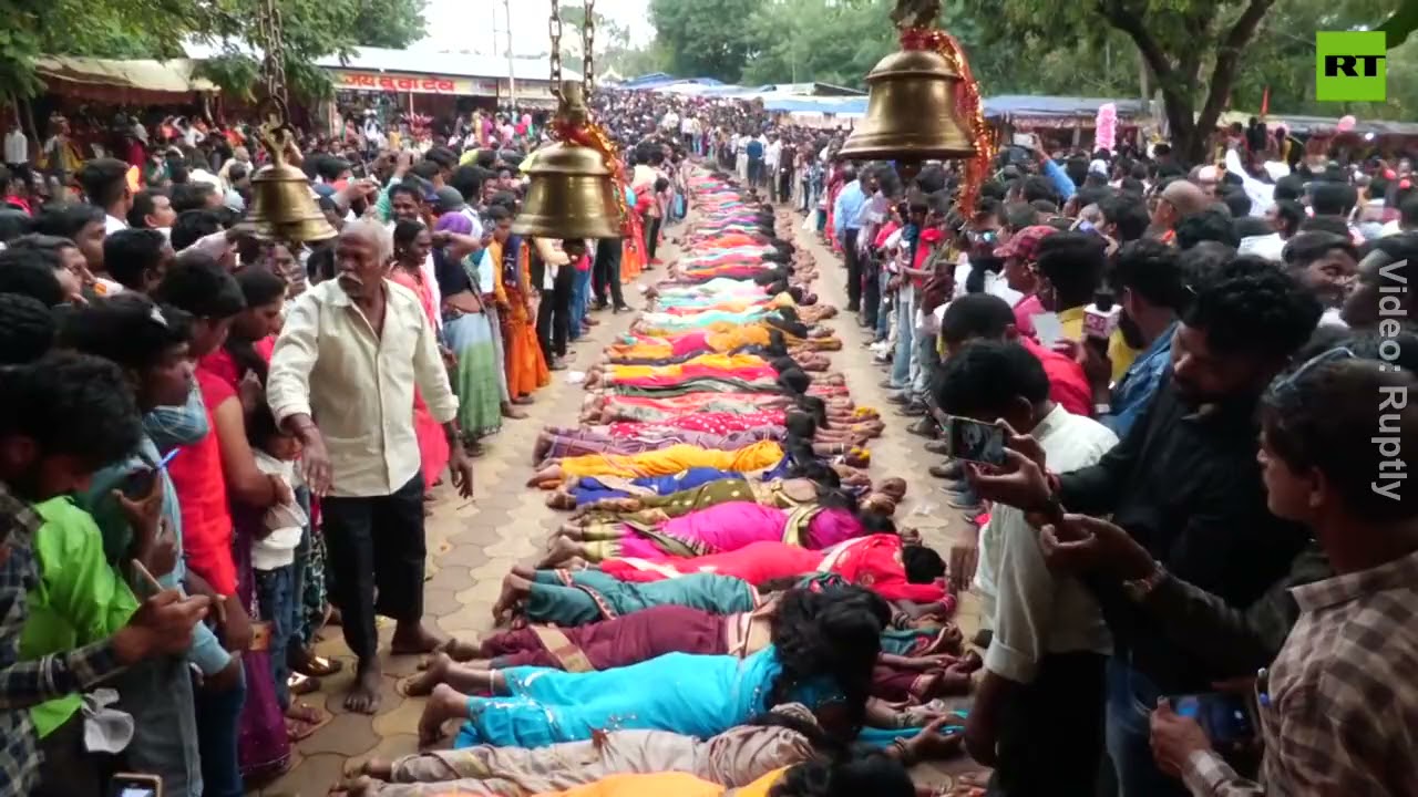 Indian hindu women take part in fertility ritual - YouTube