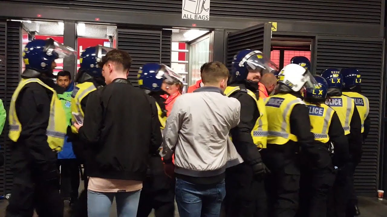 Arsenal v FC Cologne - Riot Police Enter Emirates Stadium - YouTube