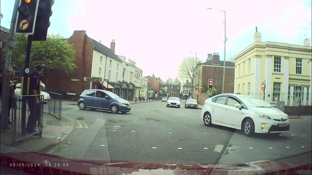 3 Cars Run Red Light - YouTube