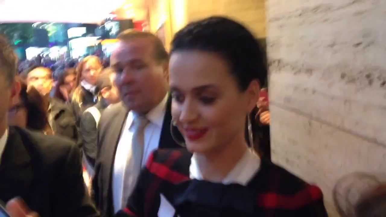 Katy Perry signing & taking pictures. - YouTube