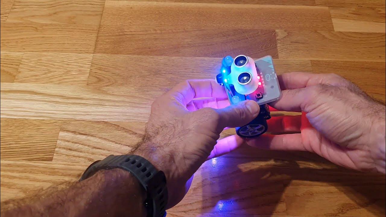 Cutebot, robotelul programabil cu Micro:bit - Primul program - YouTube