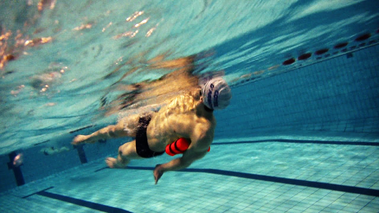 natation éducatif dos 1 pull Buoy sous un bras - YouTube