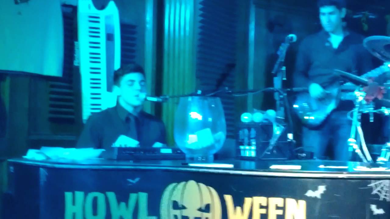 Chandelier- Sia (Live at Howl at the Moon) - YouTube