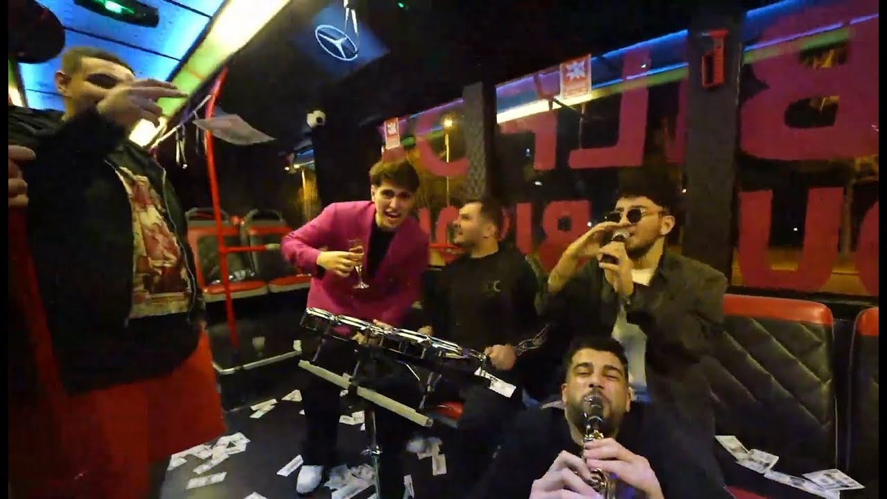 Tony One canta in autobuz? - YouTube