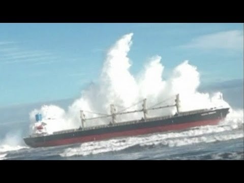 Şili'de kargo gemisi dev dalgalara kapıldı