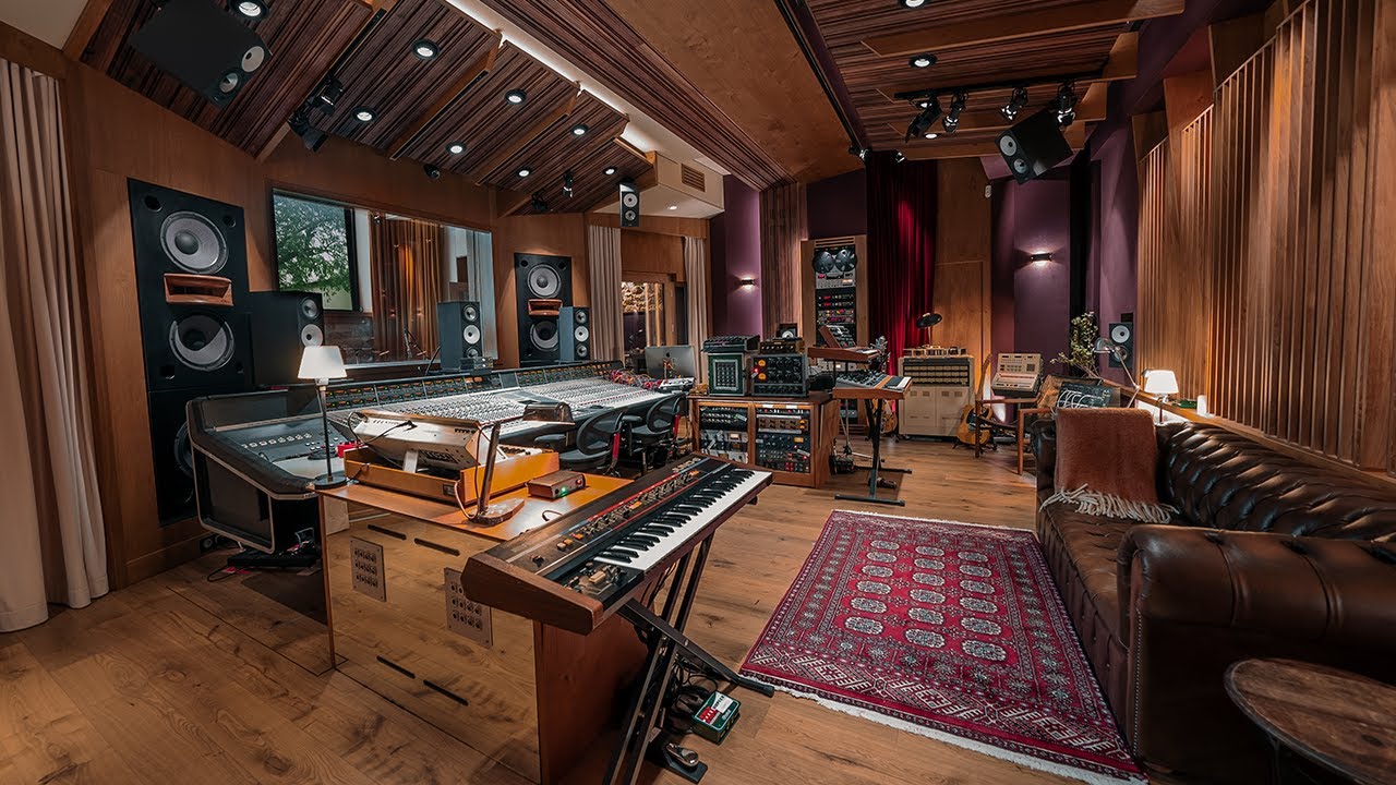 Building the new MWTM Studios: Rue Boyer - YouTube