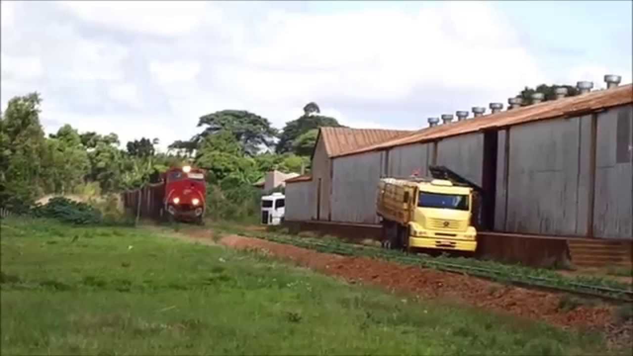 Trem da ALL D9-40BBW 8303 com 84 vagões vazios passando rápido - YouTube