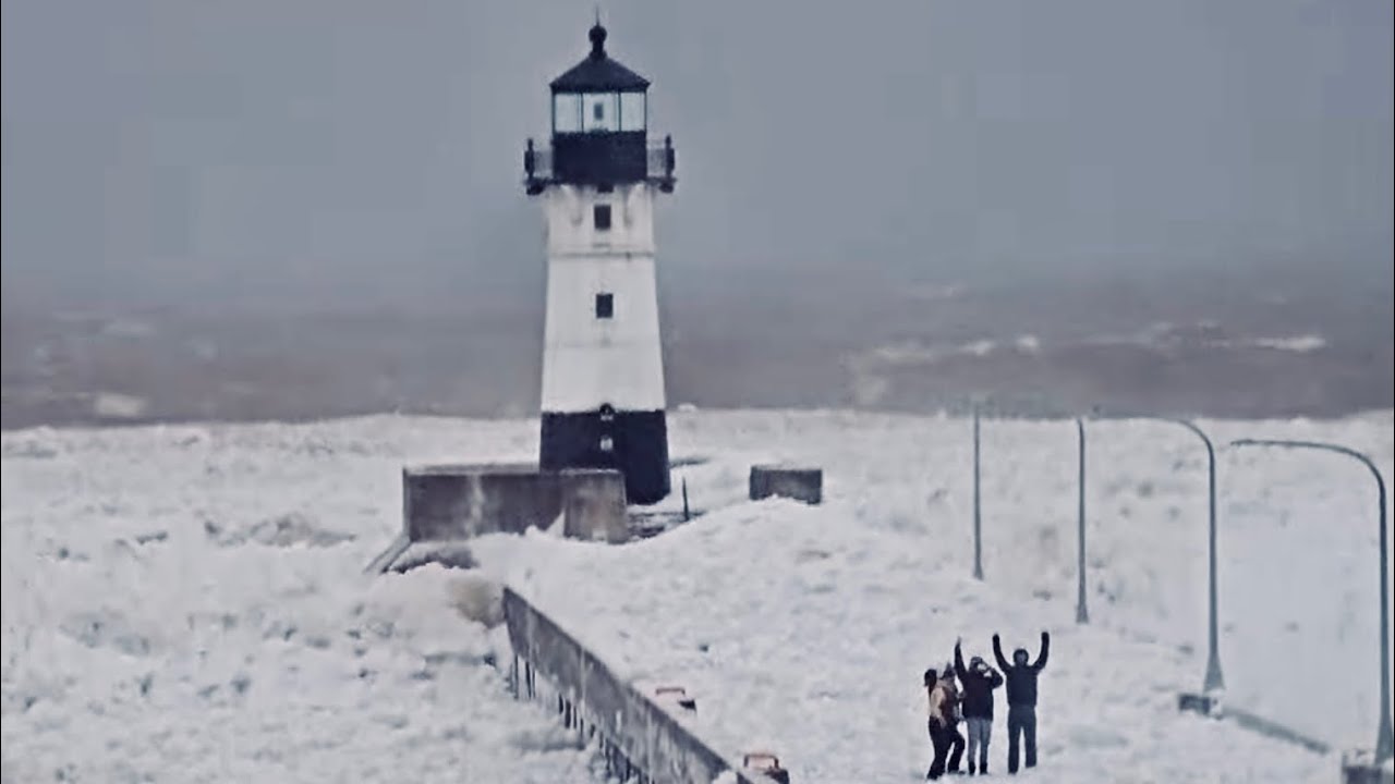 Duluth Winter Storm (Gale Force Winds) - YouTube