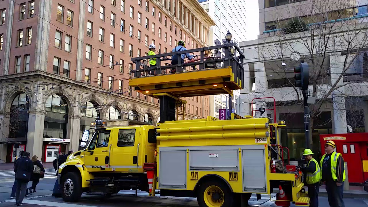 SF MUNI Bus/Trolley Overhead Electric Wiring Maintenance Vehicle - YouTube