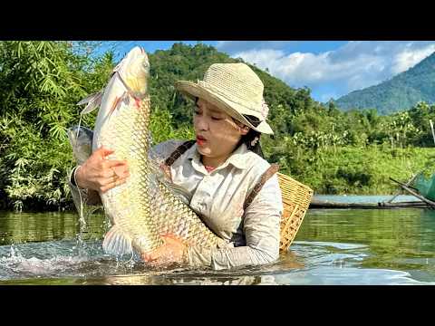Fishing skills-The girl uses traditional techniques to catch a giant fish in the endless deep stream