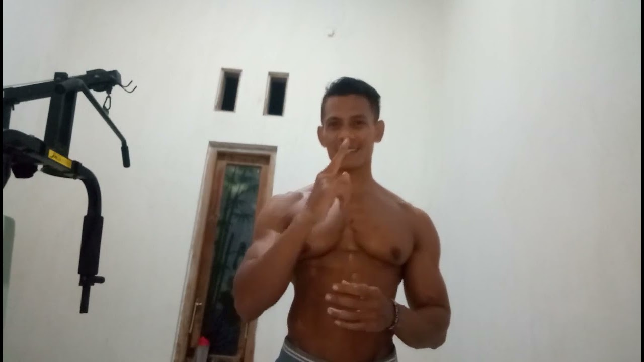 Indonesian Muscle Men - Rian (home workout) - YouTube