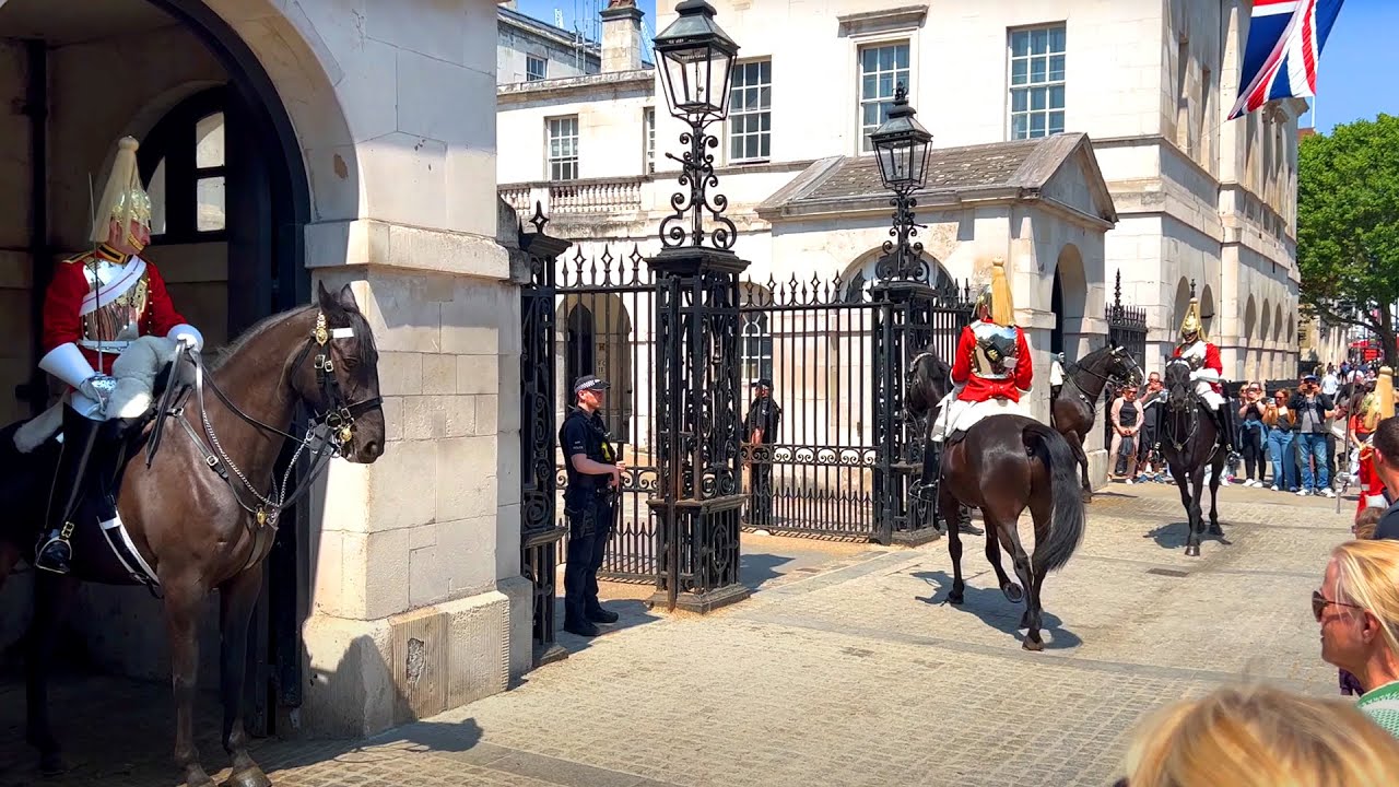 Changing of The Guards at Horse Guard Parade (The King's Life Guard ...