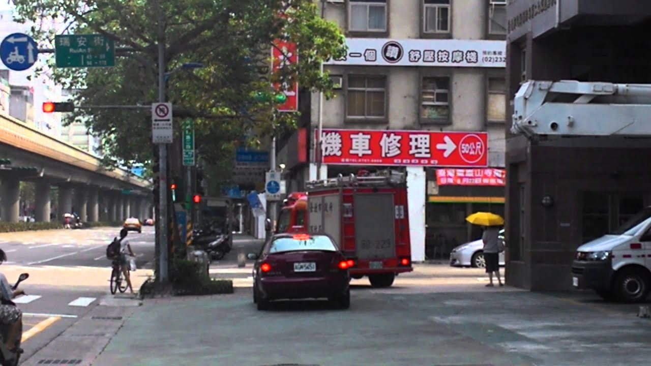 台北消防車出動 Taipei Fire Engine Responds without sirens - YouTube