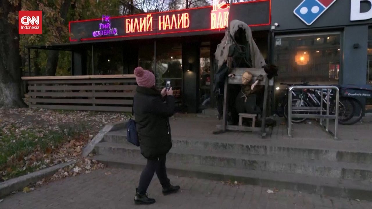 Patung Putin Dipamerkan di Perayaan Halloween di Ukraina - YouTube
