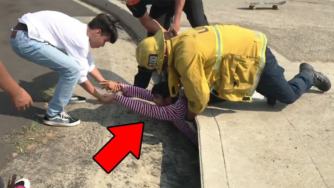 12 YouTubers Who Literally Got Stuck - YouTube