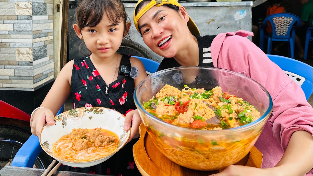 CUỘC SO TÀI KHÔNG CÂN SỨC GIỮA NGA SUMO VÀ BÉ SALA TẠI QUÁN BÚN RIÊU ...