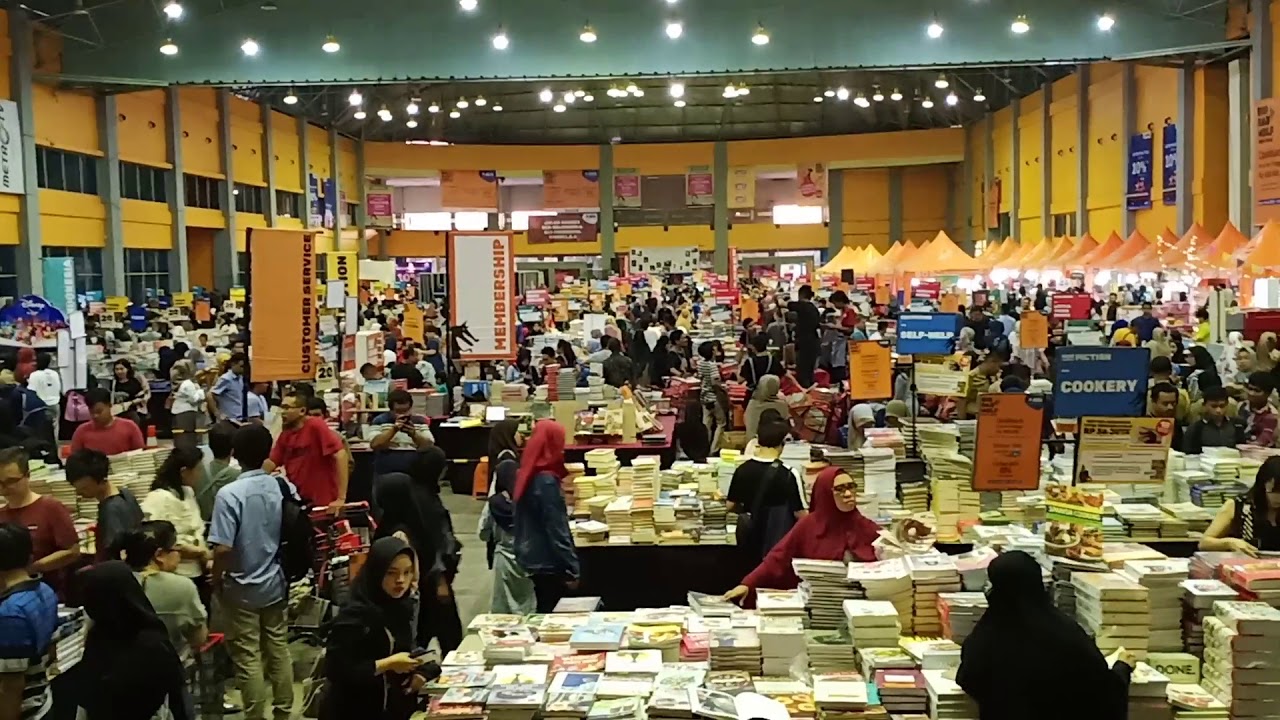 Bazaar Buku Terbesar di Indonesia - YouTube
