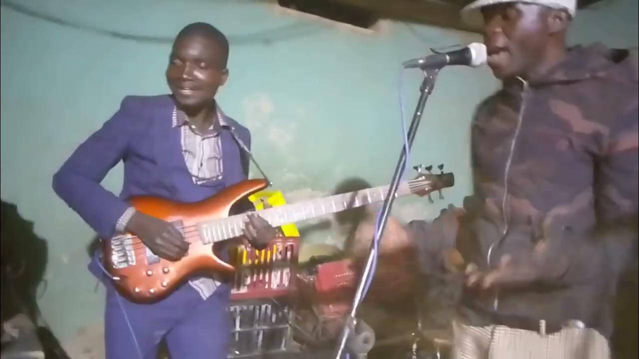 Mayestro Majadire playing Saina by Simon chimbetu - YouTube