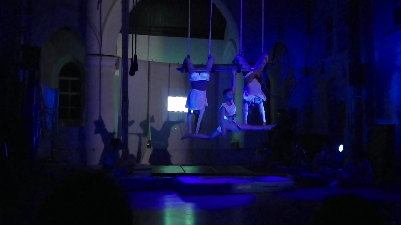 2016 Christmas Cabaret Triple Trapeze Performance - YouTube