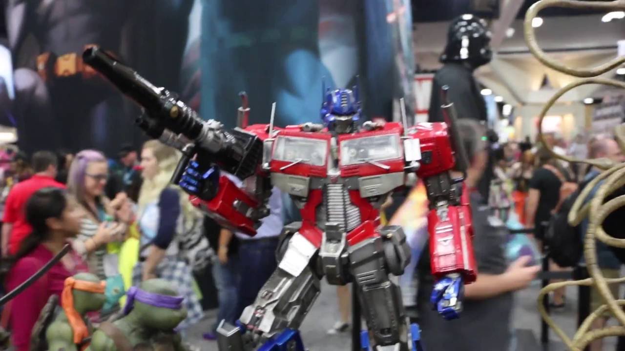 SDCC 16: Optimus prime G1 Prime 1 - YouTube