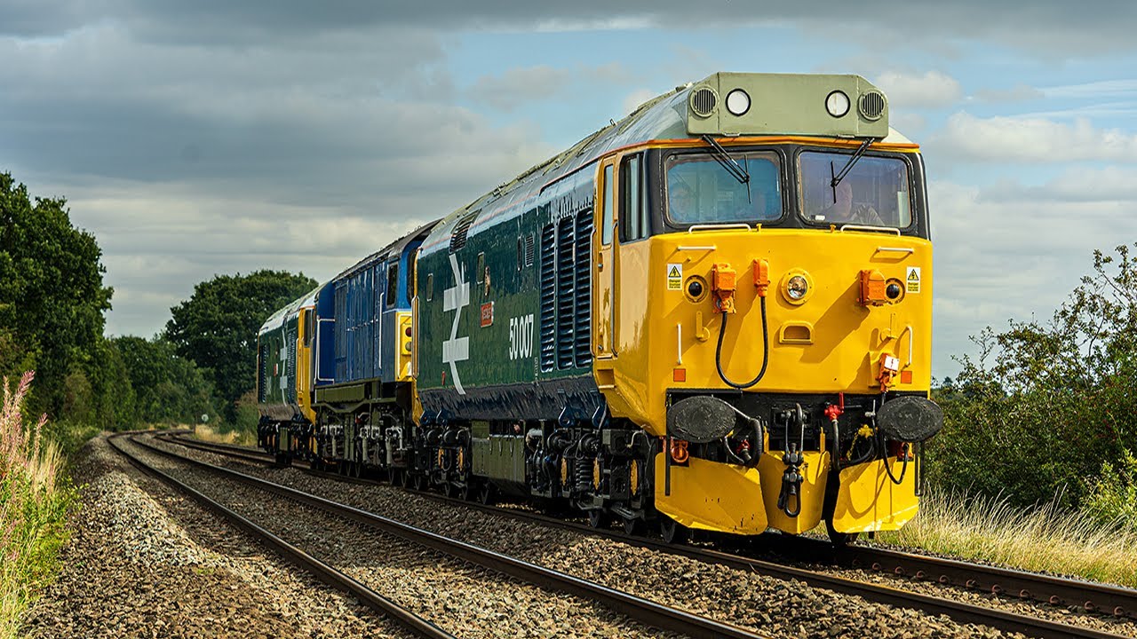 Class 58 023 + 2x Class 50's passing Barwell Foot Crossing, Hinckley ...