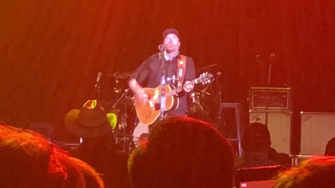 Randy Houser opening up for Alan Jackson singing Running Out of ...