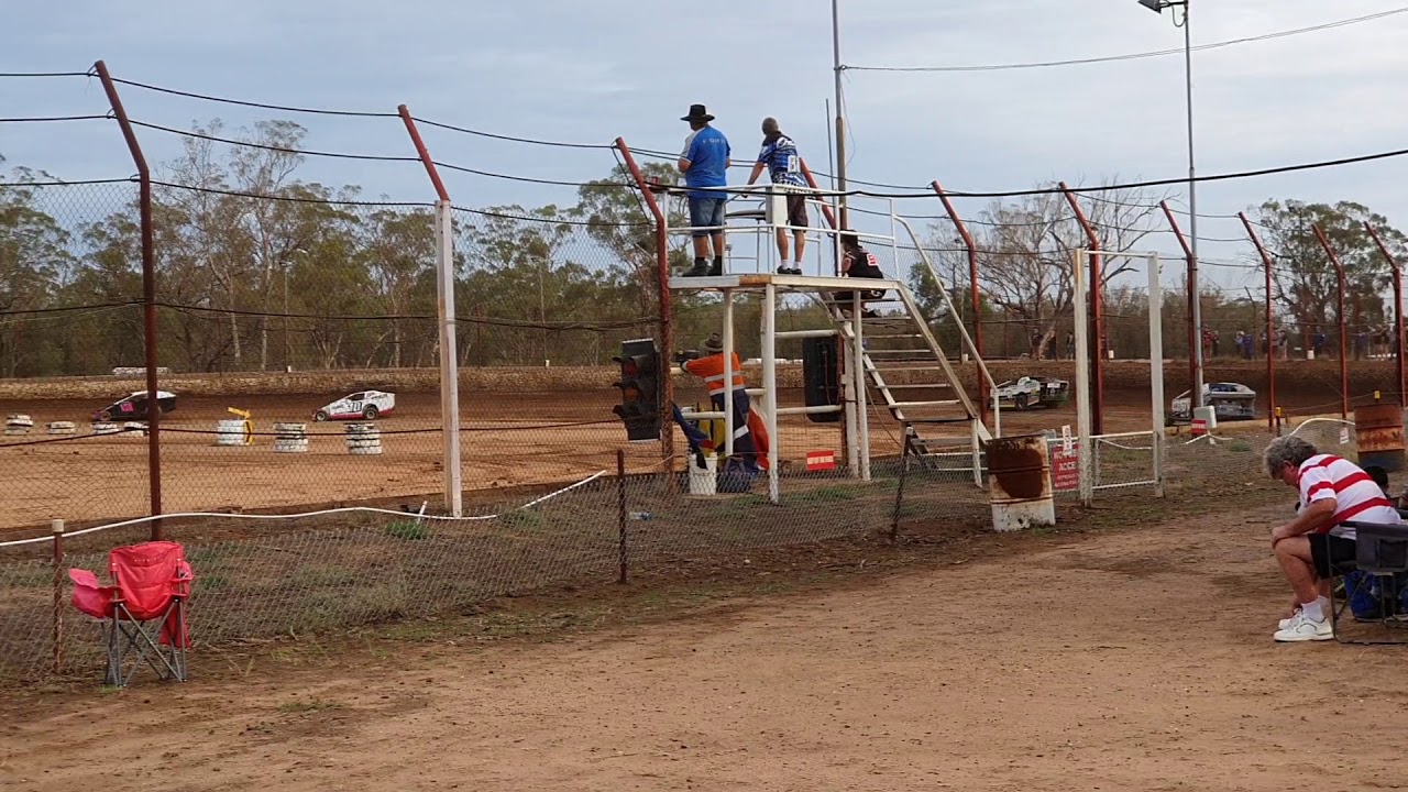 Gilgandra Speedway V8 Dirt Modified - Heat 1 - 18 Jan 2020 - YouTube