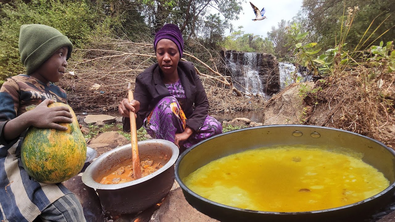 AFRICAN VILLAGE LIFE #COOKING VILLAGE FOOD FOR DINNER NEAR THE NATURAL ...