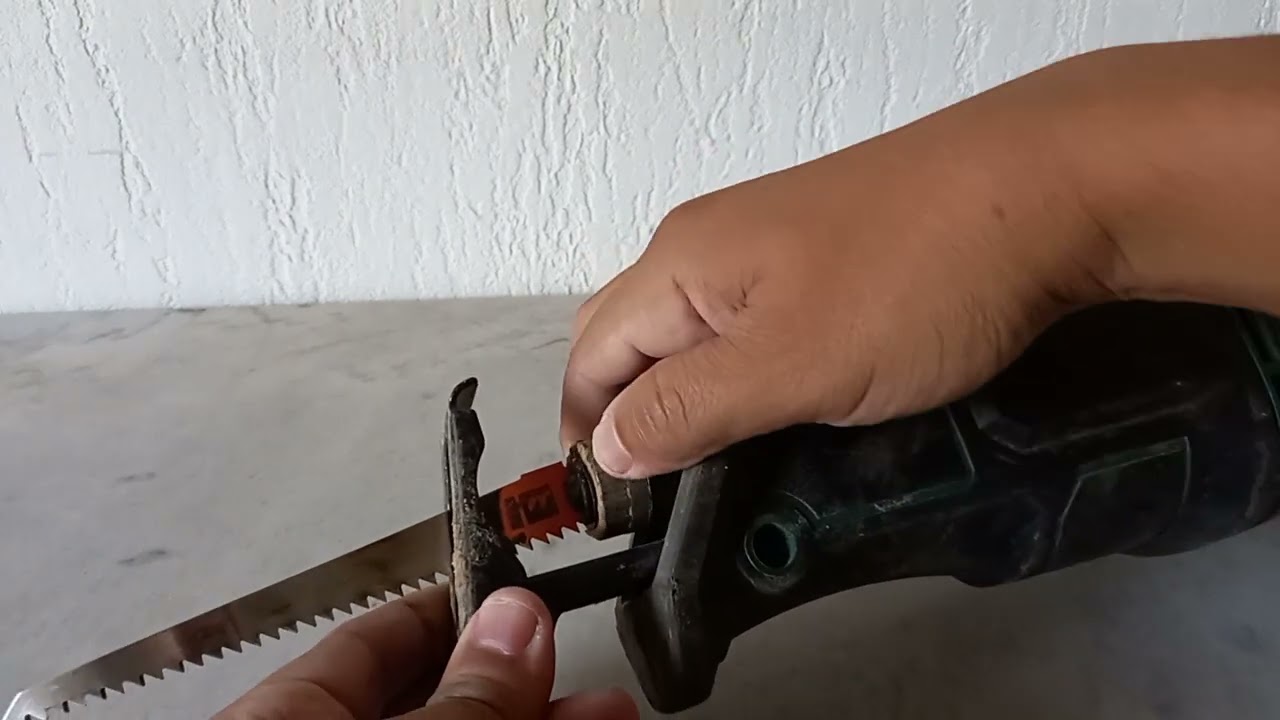 CHANGER LAME DE SCIE SABRE - YouTube